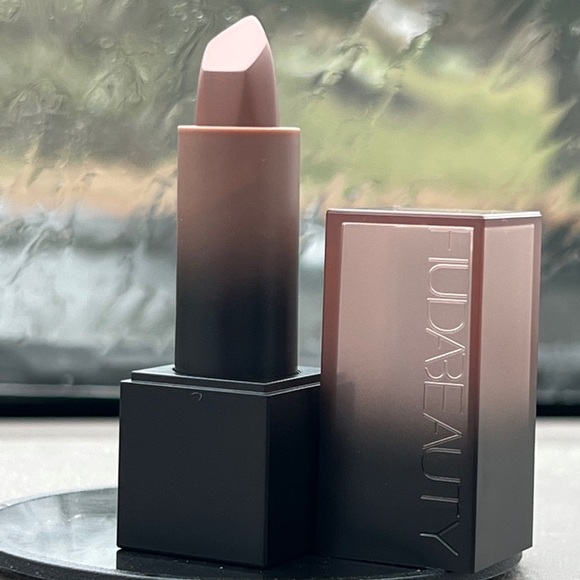 HUDA BEAUTY | Makeup | Goal Digger Huda Beauty Power Bullet Cream Glow ...